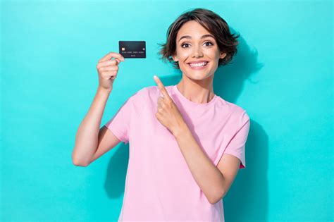 긍정적 인 만족 숙녀 팔 손가락 홀드 선물 무선 은행 지불 플라스틱 카드 빈 공간 청록색 배경에 고립 된 사진 25 29세에 대한 스톡 사진 및 기타 이미지 Istock