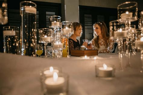 무료 사진 여자 친구 밤문화 나이트 클럽 여자 마시는 테이블 레스토랑 캔 들 사람들 실내