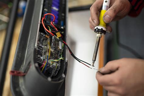 전자 기기 수리 마이크로 일렉트로닉스 엔지니어링 및 기술 개념 전기 스쿠터 서비스 Cpu에 대한 스톡 사진 및 기타 이미지 Cpu 공학 과학 Istock