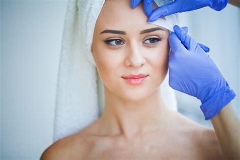 머리 제거 왁 스입니다 여자 시체에서 설탕 머리 제거입니다 왁 스 제 모 스파 절차입니다 프로시저 미용사 여성입니다 콧수염