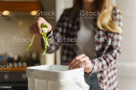 여자는 유기 음식물 쓰레기를 퇴비 용기에 넣었습니다 집에서 보카시 통에 퇴비화 가능한 남은 음식을 재활용하는 여성 사람 한 사람에 대한 스톡 사진 및 기타 이미지 Istock