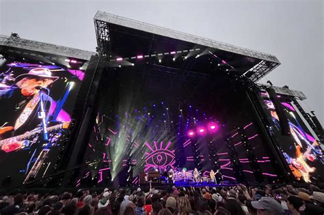 Review Dead And Company Starts Grateful Deads 60th On A Subdued Note