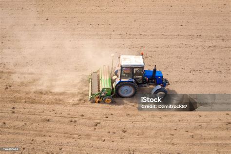 트랙터와 필드의 공중 보기는 땅을 쟁기 농업 개념입니다 농업 수확 종자 재배에 의해 토지를 준비 하는 농민 트랙터 교통수단에 대한 스톡 사진 및 기타 이미지 Istock