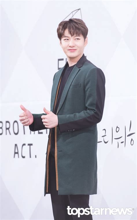 [hd포토] 비투비 Btob 이창섭 ‘장난기 가득 정송이 기자 톱스타뉴스