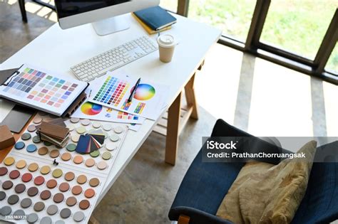 재료 샘플과 색상 팔레트가 있는 인테리어 디자이너 작업 테이블의 위 보기 컴퓨터 모니터에 대한 스톡 사진 및 기타 이미지 컴퓨터 모니터 색상 견본 팔레트 Istock