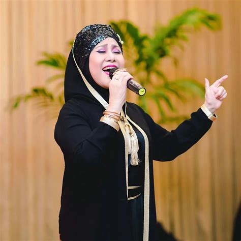 Berkarier Sejak Tahun 60 An Intip 7 Potret Terbaru Elvy Sukaesih Sang