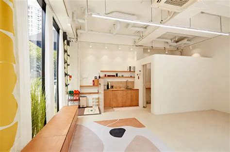 노출 천장으로 개방감이 느껴지는 자연광 13평 작은 렌탈 스튜디오 인테리어 화성 동탄