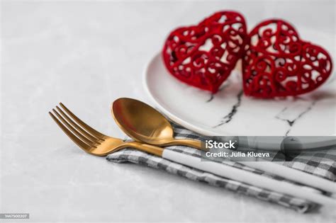 기치 테이블 설정 회색 배경에 냅킨 포크 빨간 하트가 있는 세련된 대리석 접시 카페와 레스토랑을 위한 발렌타인 데이 휴가 개념 텍스트에 대한 장소의 사본 0명에 대한 스톡