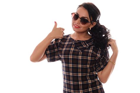 Potret Glamor Gadis Cantik Dalam Kacamata Hitam Bentuk Hati Foto Stok