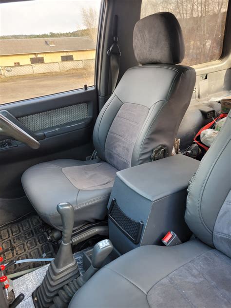 Чехлы на сиденья и самодельный большой подлокотник — Mitsubishi Pajero ...