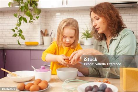 할머니와 손녀는 케이크 반죽을 준비하고 함께 시간을 보내고 가족 관계 사랑을 보냅니다 반죽에 계란 추가 2 3 살에 대한 스톡 사진 및 기타 이미지 Istock