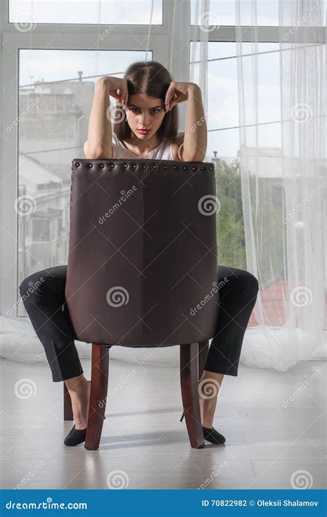 La Ragazza Ha Un Resto Che Si Siede Su Una Sedia Fotografia Stock