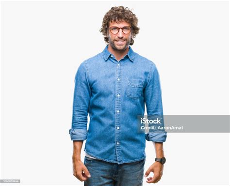 잘생긴 히스패닉 모델 남자 얼굴에 행복 하 고 멋진 미소와 함께 고립 된 배경 위에 안경을 쓰고 운이 좋은 사람 곱슬 머리에 대한 스톡 사진 및 기타 이미지 Istock