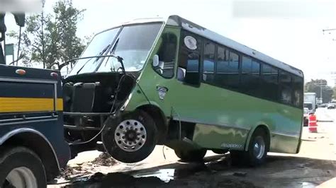 Camión De Pasajeros Cae En Un Socavón En Coyoacán Telediario México