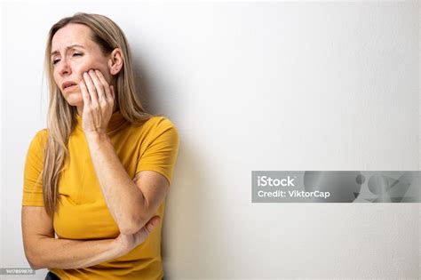 치통 치과 문제로 인해 고통스러운 표정으로 뺨 입을 만지는 여성 치통에 대한 스톡 사진 및 기타 이미지 치통 여자 한 명의 여자만 Istock