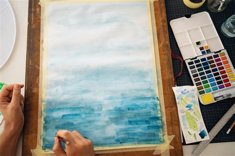 그의 홈 아트 스튜디오에서 캔버스에 그림을 그리는 인식 할 수없는 백인 남성 예술가 그림 그리기에 대한 스톡 사진 및 기타 이미지 그림 그리기 회화 남성 Istock