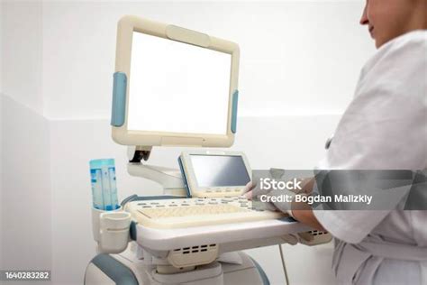 제복을 입은 여성 의사는 빈 화면이 있는 현대식 초음파 기계를 사용하고 소녀 간호사는 의료 장비에서 일합니다 30 34세에 대한 스톡 사진 및 기타 이미지 Istock