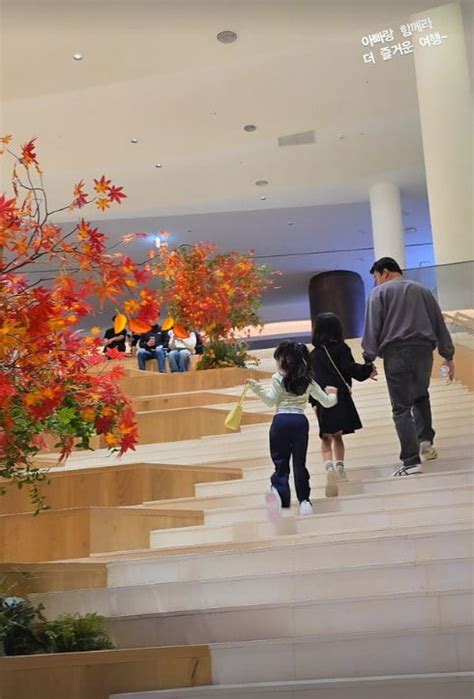 ♥소유진 백종원 딸내미 손 꼭 잡고…가정까지 충실한 1000점짜리 남편 텐아시아