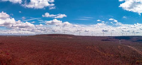 이른 봄의 화창한 날에 펜실베니아 산맥에서 회전하는 풍력 터빈의 조감도 초대형 스티치 파노라마 0명에 대한 스톡 사진 및 기타 이미지 Istock