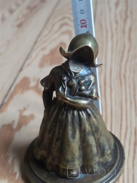 Статуетка жінки з бронзи «violity