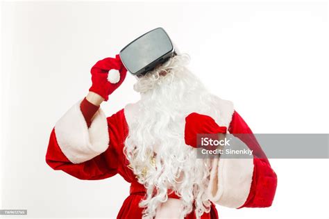 크리스마스 검은 색 가상 현실 안경에 산타 클로스는 자신의 손으로 제스처를합니다 놀라움 감정 새로운 기술 흰색 배경에 격리 3차원 형태에 대한 스톡 사진 및 기타 이미지