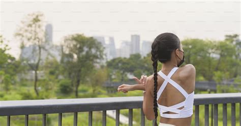 도시 공원 건강 및 라이프스타일에서 운동하는 동안 얼굴 마스크를 착용한 운동복을 입은 젊은 피트니스 여성 사진 Unsplash의 운동 이미지