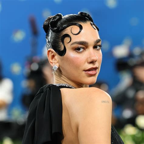 Rhode De Hailey Bieber Lanza El Nuevo Tono De Blush Y Tinta De Labios Para Primavera 2025 Glamour