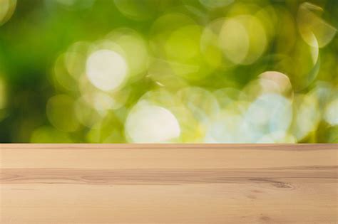 흐릿한 배경 앞에 나무 보드 빈 테이블입니다 자연이나 공원의 흐릿한 배경과 원근 갈색 나무 제품을 전시하거나 조립하는 데 사용할 수 있습니다 모형 0명에 대한 스톡 사진 및