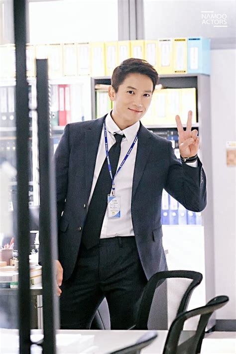 카메라 향해 살인미소 날리는 대세 배우 지성