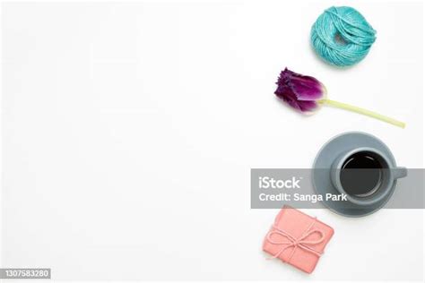 선물 상자 커피 한 잔 튤립 꽃 흰색 배경에 문자열 플랫 레이 상단 뷰 복사 공간 0명에 대한 스톡 사진 및 기타 이미지 Istock