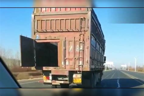 后盖都开了，司机竟然毫无察觉，这是遭遇了扒车党吧！