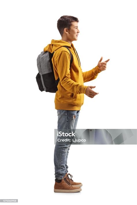 손으로 몸짓을하는 노란색 후드에 남성 십대 학생의 전체 길이 프로필 샷 옆모습에 대한 스톡 사진 및 기타 이미지 옆모습 토론 십대 Istock