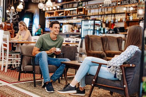 현대적인 인테리어의 카페에서 커피를 마시는 낭만적 인 밀레니엄 세대 커플 커플이 말하고 웃고 커피 또는 레모네이드를 마시고 20 29세에 대한 스톡 사진 및 기타 이미지