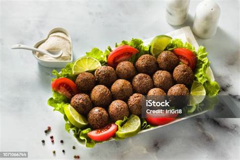 다진된 토마토와 라임 슬라이스 테이블에 캐슈 치즈 소스와 함께 빵 먹으면 채식주의 온 가족 또는 파티에 대 한 건강 식품 0명에 대한 스톡 사진 및 기타 이미지 Istock