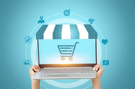 노트북 화면에는 파란색과 흰색 차양이 있는 장바구니가 표시됩니다 사람이 노트북을 들고 있습니다 가상현실에 대한 스톡 사진 및 기타 이미지 Istock