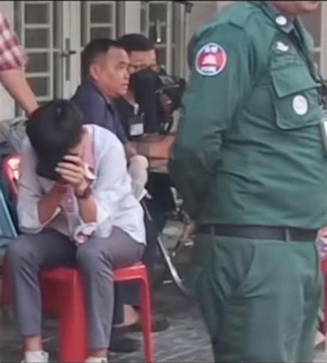 អ្នកណាធ្វើចិត្តបាន កូនប្រុសចេញពីរៀន អង្គុយទ្រហោយំក្រោយដឹងម្ដាយស្លា ប់