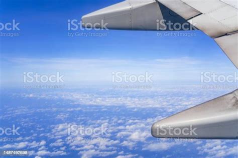 비행기는 하늘 푸른 하늘 창 밖의 흰 구름을 날고 있습니다 0명에 대한 스톡 사진 및 기타 이미지 0명 3차원 형태 공중