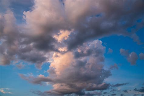 푸른 하늘 푹신한 여름철에 아름다운 구름이 있는 밝은 맑은 스카이라인 파노라마 푸른 하늘 구름 패턴 에 일광 복사 공간 주물 구름 풍경 공기 기후 화창한 날 0명에 대한