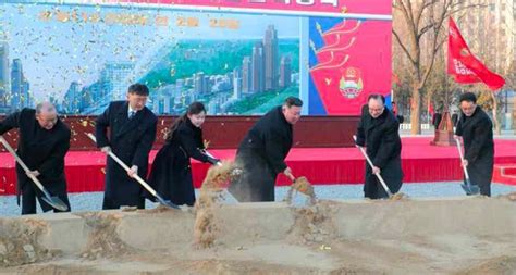 همراهی دختر رهبر کره شمالی با پدرش در یک مراسم کلنگ زنی تصاویر