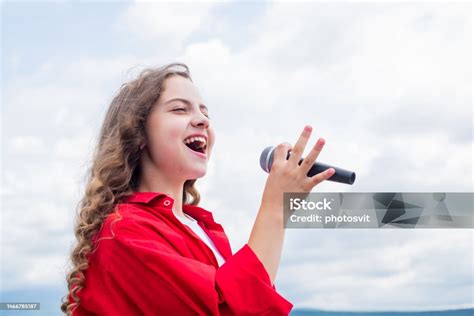 그녀는 정말 귀엽다 가라오케 클럽 음악은 내 인생입니다 아이는 마이크와 함께 노래합니다 쾌활한 이벤트 관리자 아이는 파티에서 즐거운 시간을 보냅니다 마이크를 가진 행복한