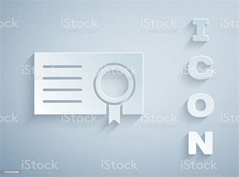 회색 배경에 격리 된 인증서 템플릿 아이콘을 잘라냅니다 성취도 수상 학위 보조금 졸업장 개념 종이 아트 스타일입니다 벡터 일러스트레이션 3차원 형태에 대한 스톡 벡터 아트