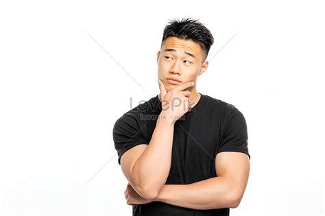 손을 잡고있는 남자의 턱에 대해 생각합니다