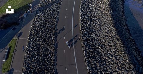 도로와 강의 조감도 사진 Unsplash의 무료 웨일즈 이미지