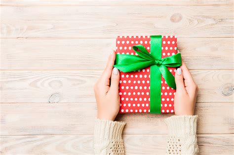 노란 소박한 나무 테이블 배경 탑 뷰 복사 공간에 컬러 리본선물 상자를 들고 여자 팔 강림절에 대한 스톡 사진 및 기타 이미지 강림절 개념 공란 Istock