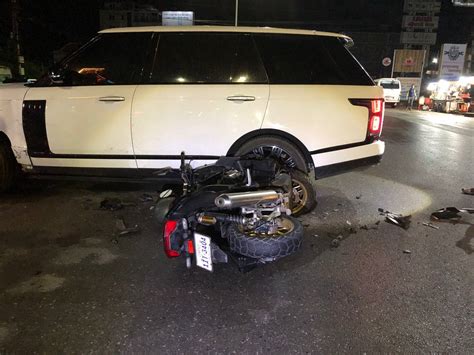 ជិះម៉ូតូលឿនពេក ជ្រុលទៅបុករថយន្តស៊េរីទំនេីប Range Rover ពេញទំហឹង