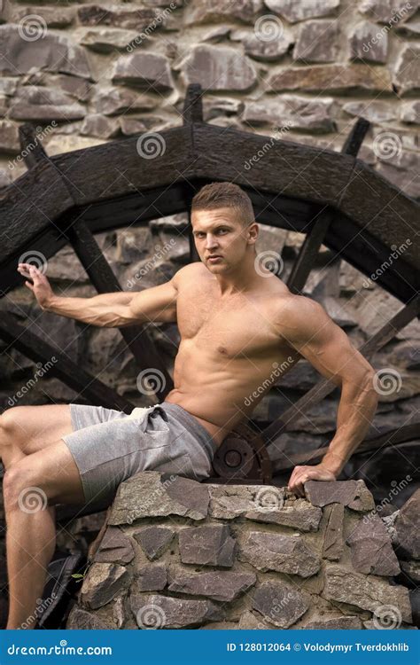 Idrottsman Nen Med Sex Packe Ab Biceps Triceps I Kortslutningar