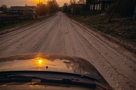 봄 의 일몰에 국가 비포장 자갈 길에 타고 자동차 러시아 마을 계기판 측정기에 대한 스톡 사진 및 기타 이미지 계기판 측정기 고급 단일 차선 도로 Istock