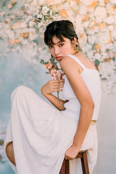 꽃을 들고 레이스 드레스 레이스 장갑 빨간 머리 사람 수직 쐈어 여성 예쁜 왕관 코르셋 포즈 포즈를 취하는에 관한 무료 스톡 사진