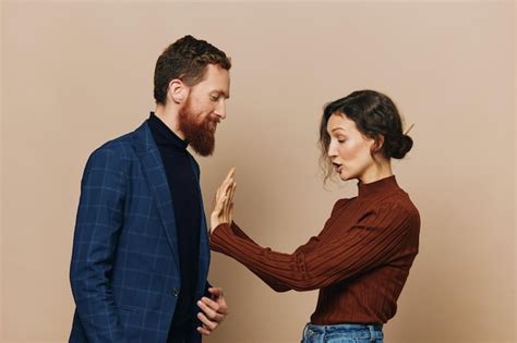 85000 Man Woman Argue Pictures