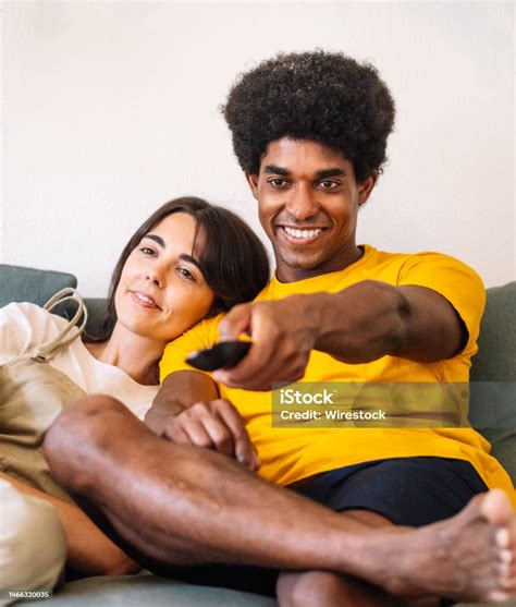 黒人男性と白人の白人女の子が一緒にテレビを見ている縦撮り 2人のストックフォトや画像を多数ご用意 2人 カラー画像 カーリーヘア